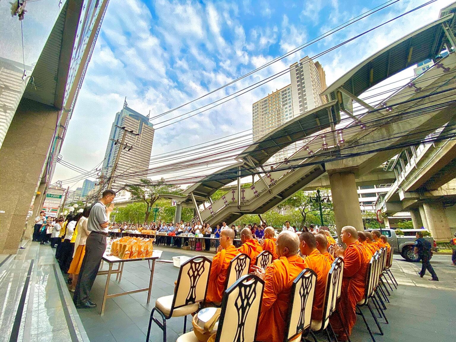 เครือ เอสทีซี ร่วมทำบุญตักบาตร เนื่องในโอกาสเทศกาลปีใหม่ ๒๕๖๒ – STC GROUP